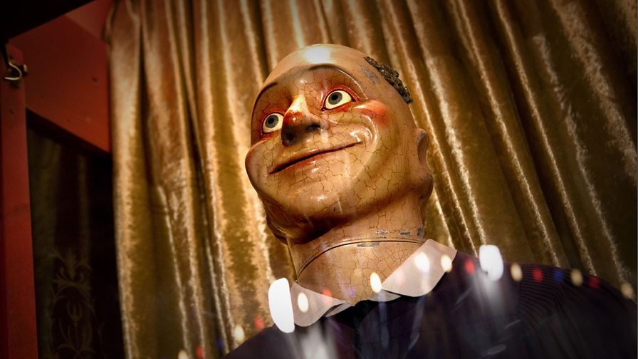 BBC One - Doctor Who (2005–2022), Series 5 - Smilers