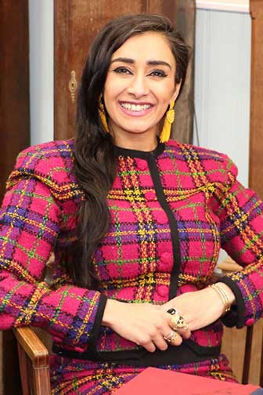 BBC One - Bargain Hunt - Roo Irvine