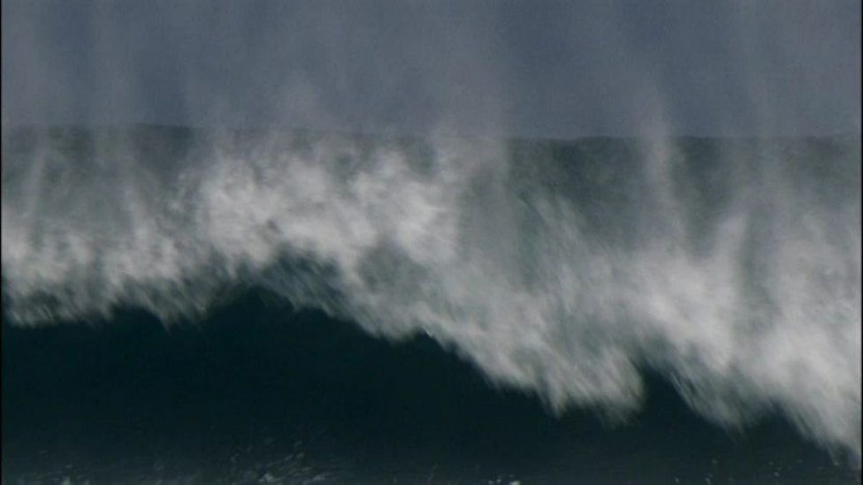 BBC Four - The Secret Life of Waves, How Does A Wave Break?