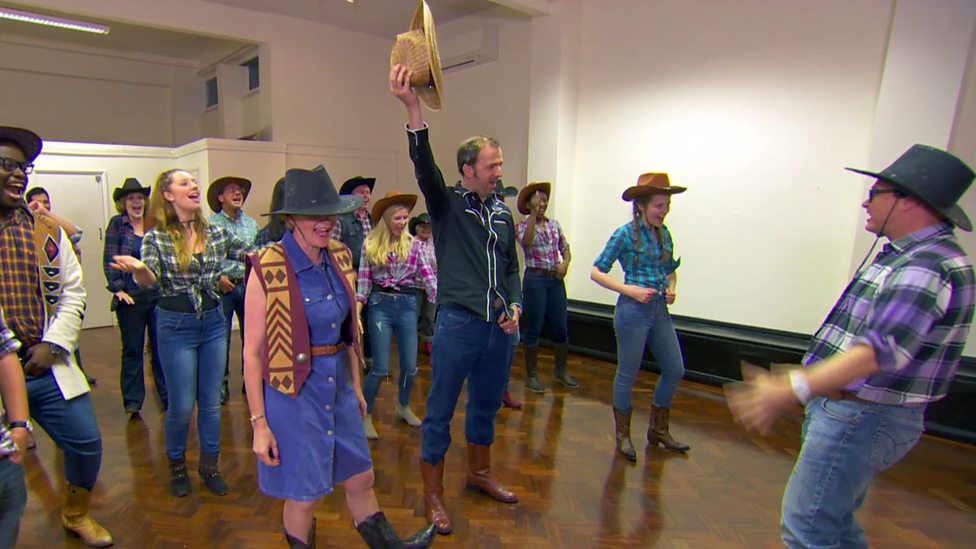 BBC Two - Back in Time for the Weekend, The 90s, A 90s night out