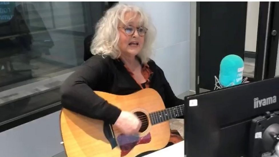 BBC Radio Cymru 2 - Sioe Frecwast, Cân y Babis - Mis Hydref 2020