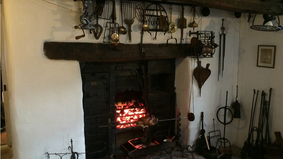 BBC - A traditional Christmas dinner - Food historian Ivan Day ...