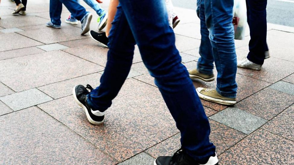 What does your walk say about your personality? - BBC Three