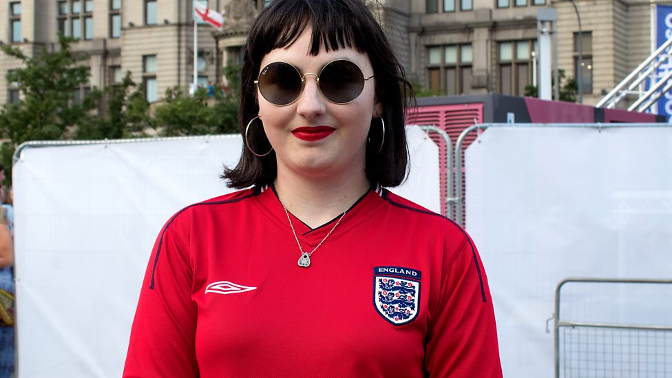 What it's like being a modern-day female football fan - BBC Three