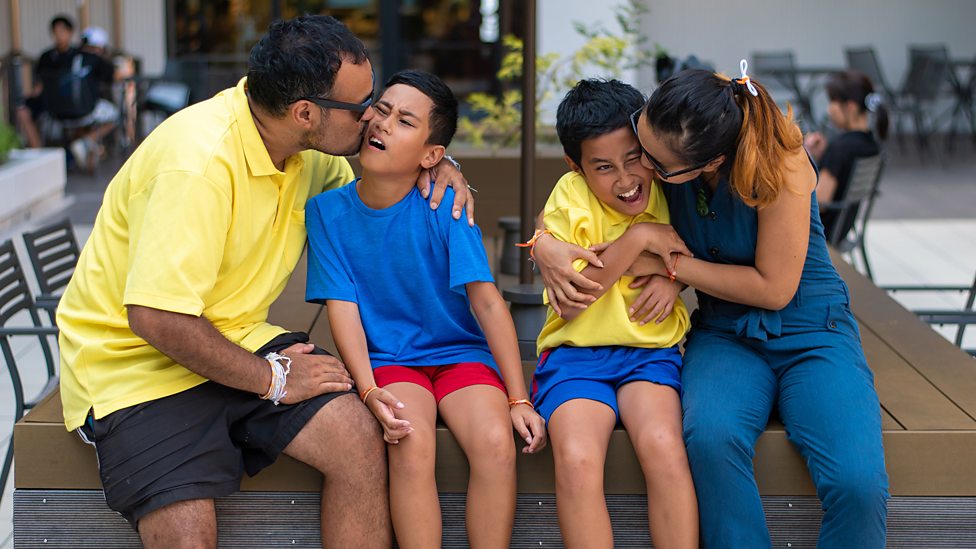 How to deal with embarrassing parents - BBC Bitesize