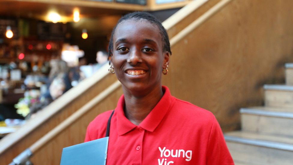 How to become an usher: Aisha's story - BBC Bitesize