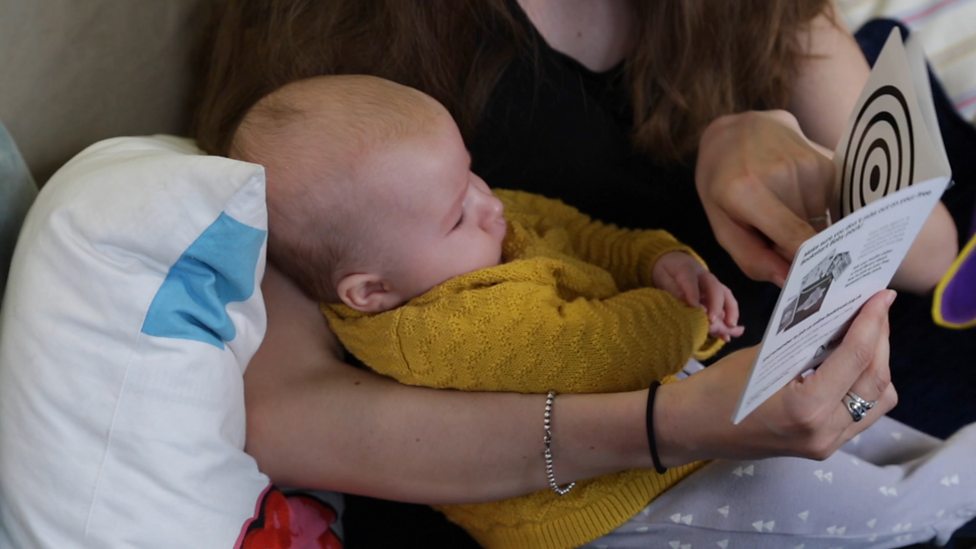How to make the most of your Bookstart Newborn pack - BBC Tiny Happy People
