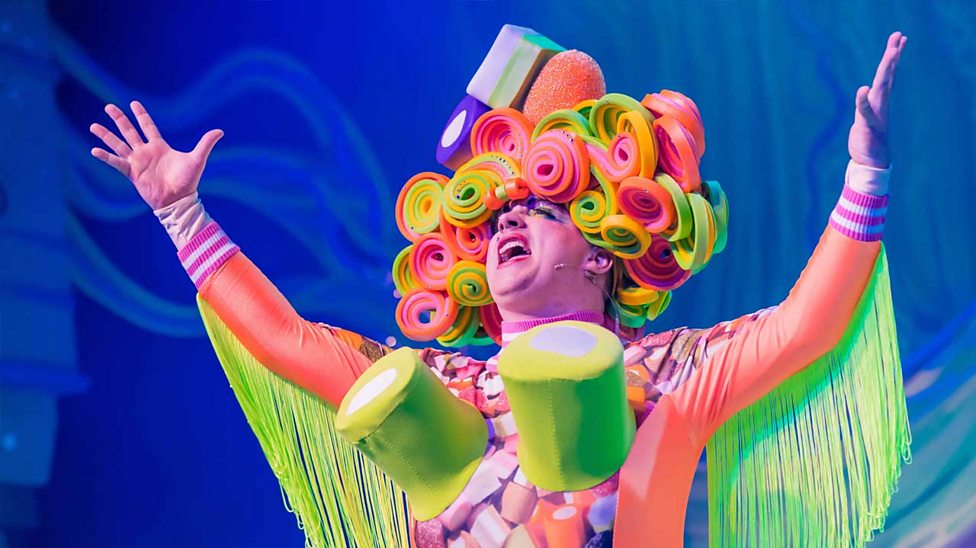 Why is the pantomime still so popular? - BBC Bitesize
