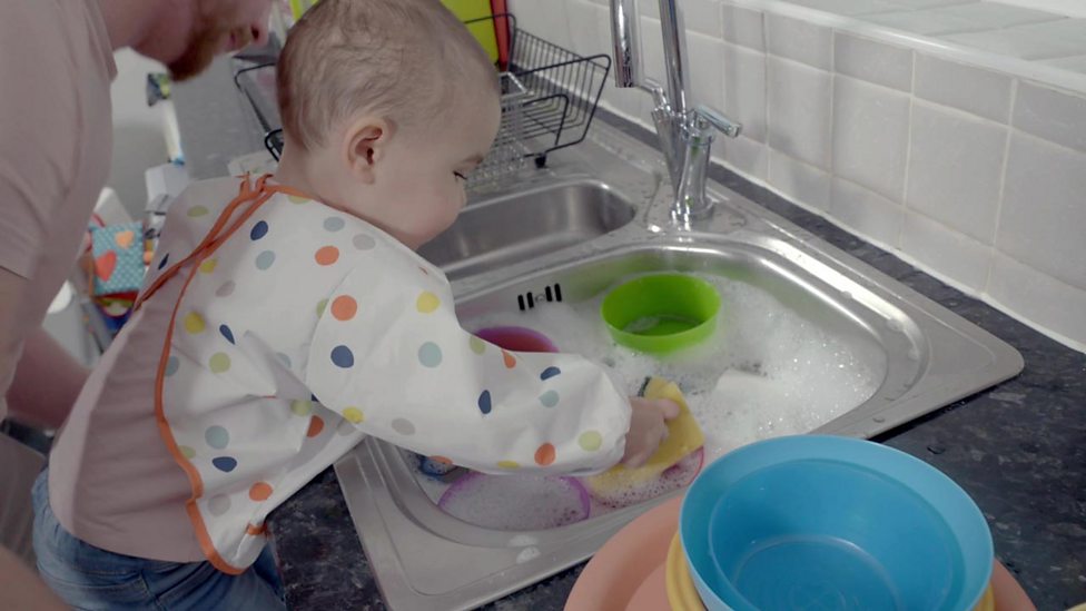 Sensory play and learning at bath time - BBC Tiny Happy People