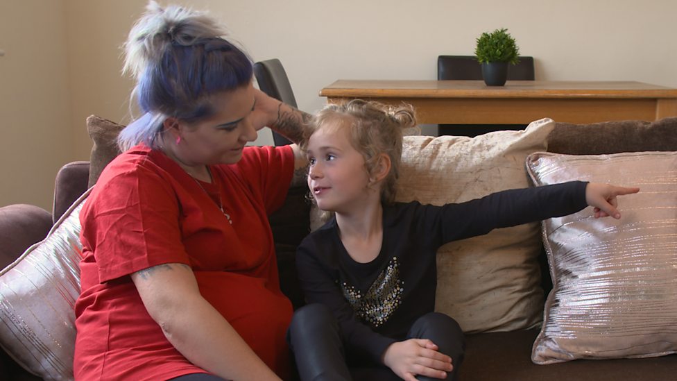 I Spy Game: How to play I Spy with Kids - BBC Tiny Happy People