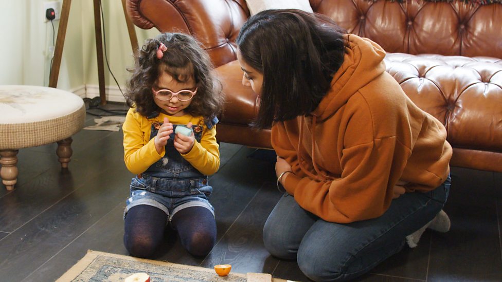 How babies use actions & gestures to communicate - BBC Tiny Happy People