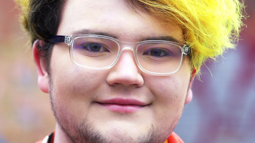 Dear Younger Me: How letter-writing can help your mental health - BBC ...