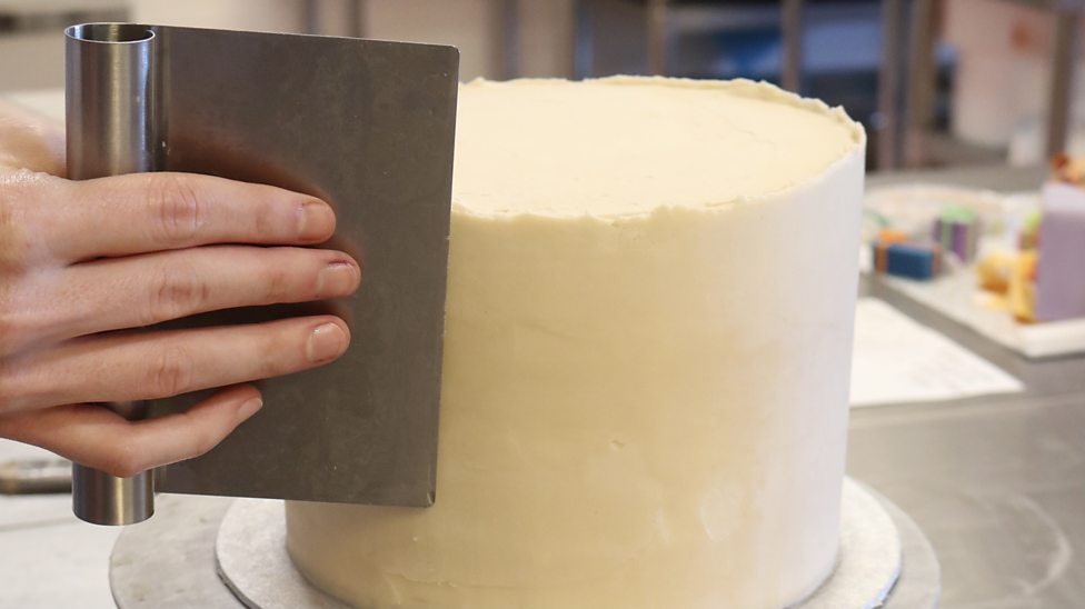 How to make fun party cakes - BBC Food