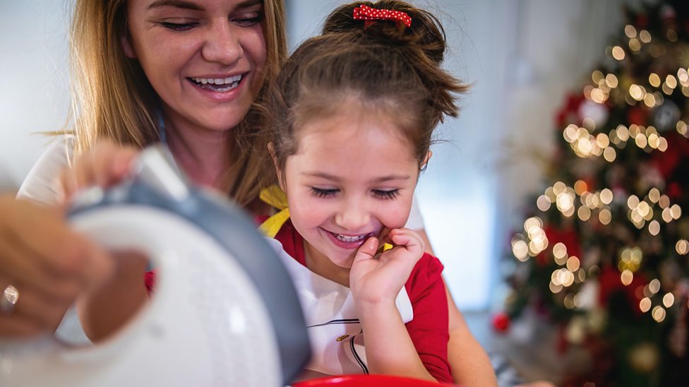 5 top tips (and a recipe) to get your kids helping at Christmas - BBC ...