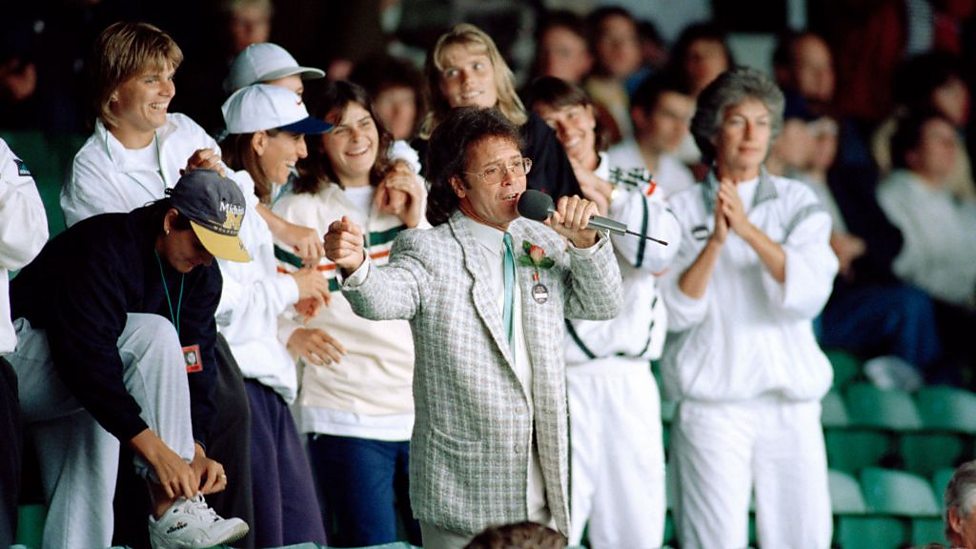 Five memorable moments from Wimbledon history - BBC Bitesize
