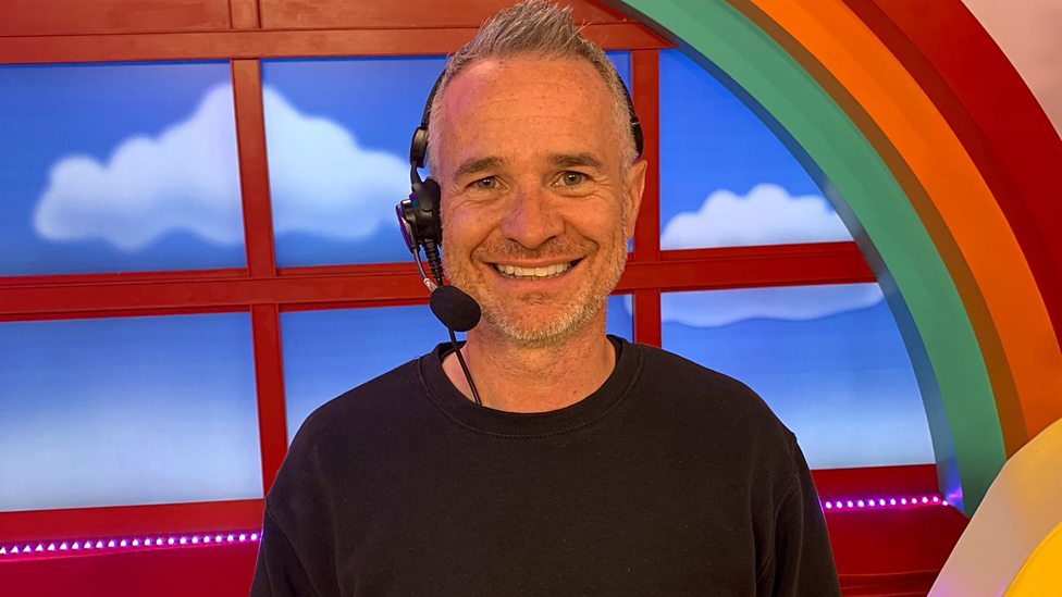 How to become a floor manager: Alex's story - BBC Bitesize