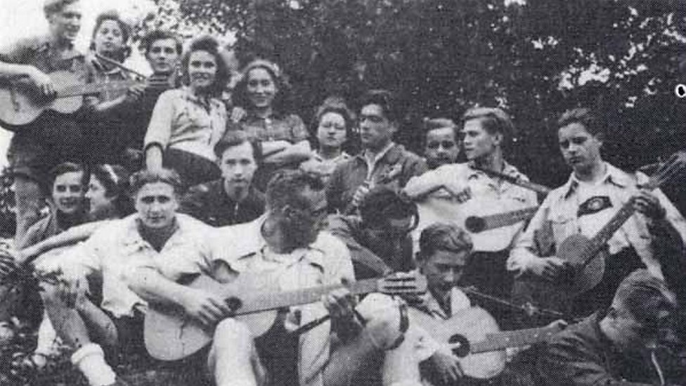 What methods of control did Hitler use to cement his absolute power ...