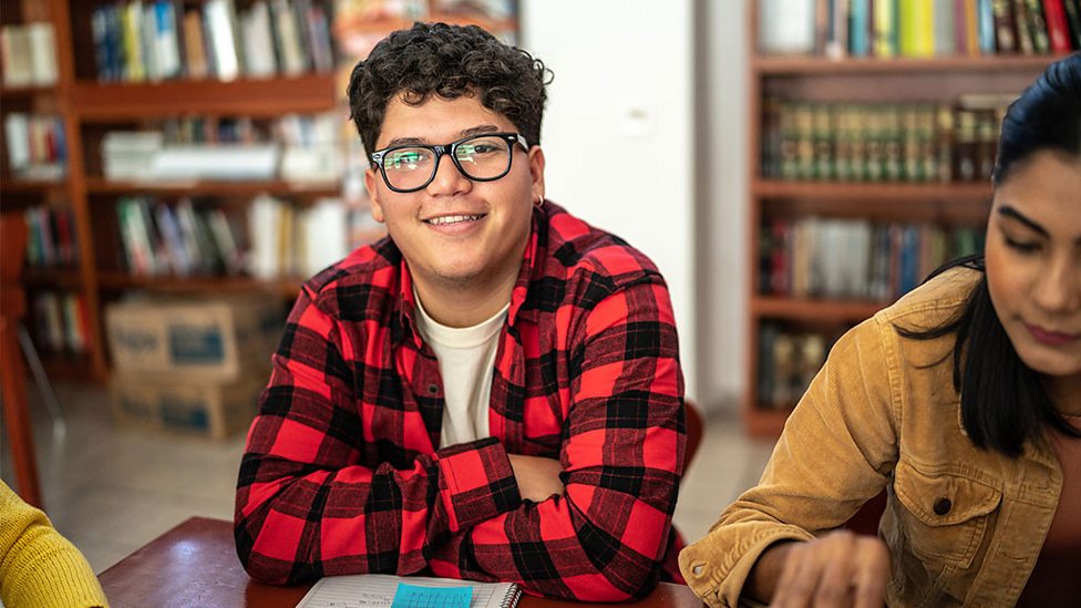 How to describe yourself and others in Spanish - BBC Bitesize