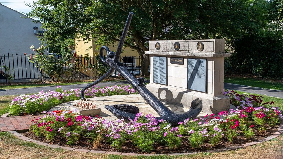Remembrance Day: What the symbols and features on war memorials mean ...