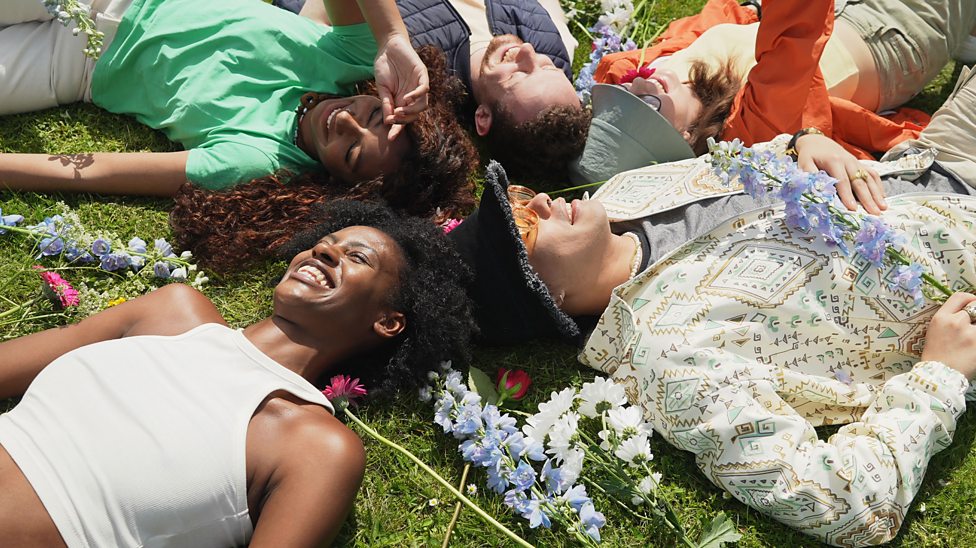 Discussing the advantages and disadvantages of celebrity culture in ...