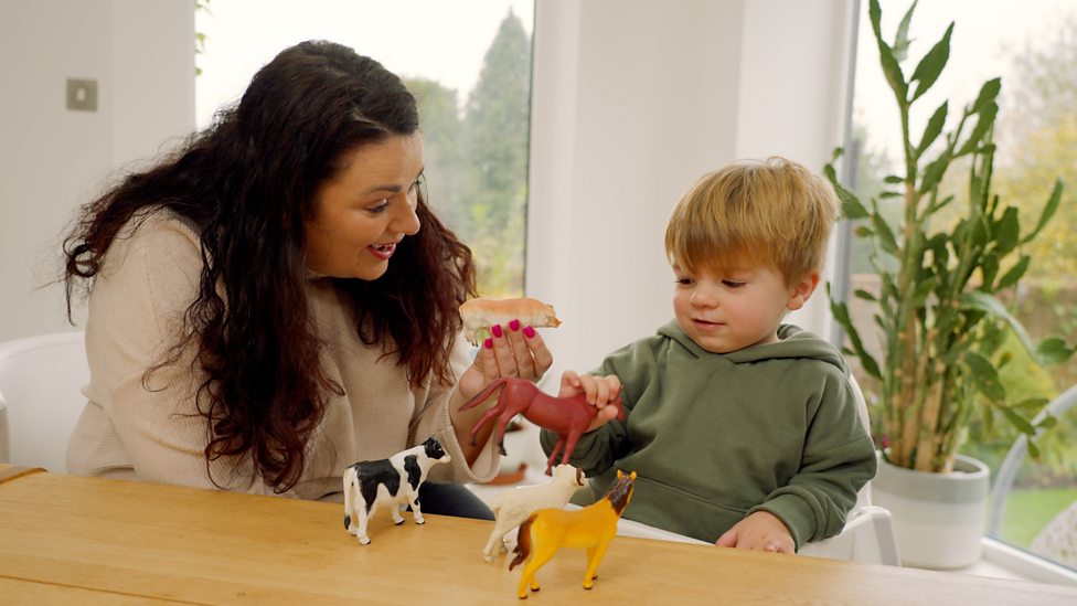 Building early reading: I Spy, You Spy - BBC Tiny Happy People