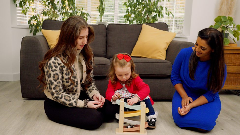 How to make story time fun for my child - BBC Tiny Happy People