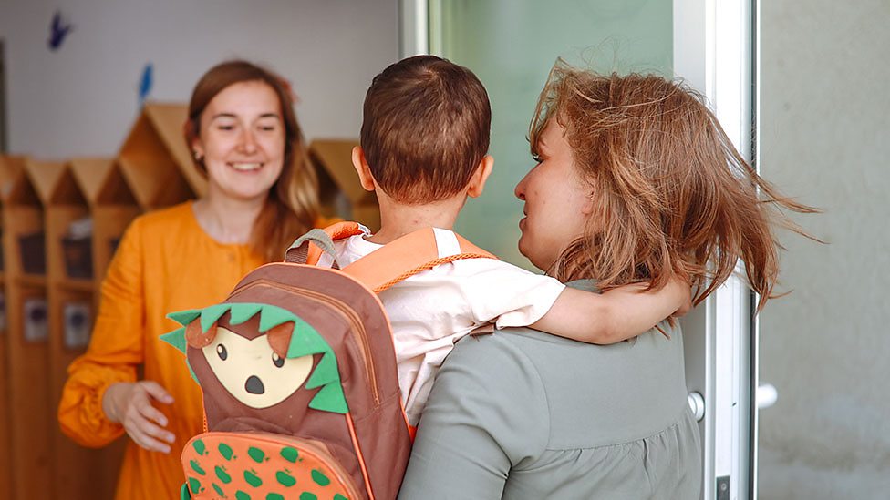 How to help a ‘shy child’ feel confident about starting school - BBC ...