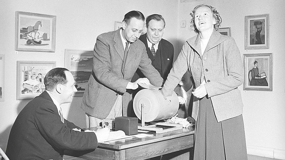 Inventor of Lottery scratchcards - 'I still buy them today!' - BBC Bitesize
