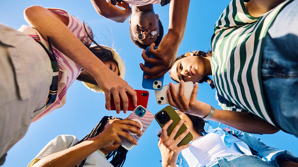 How to help your teen and yourself stop doomscrolling - BBC Bitesize