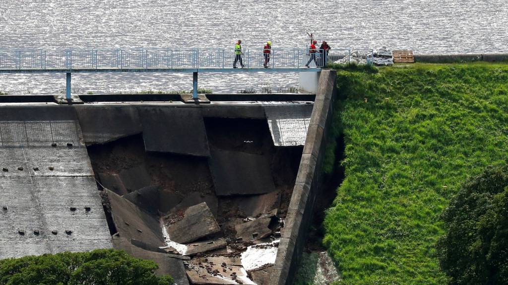 Live updates: Whaley Bridge evacuated as dam wall collapses - BBC News