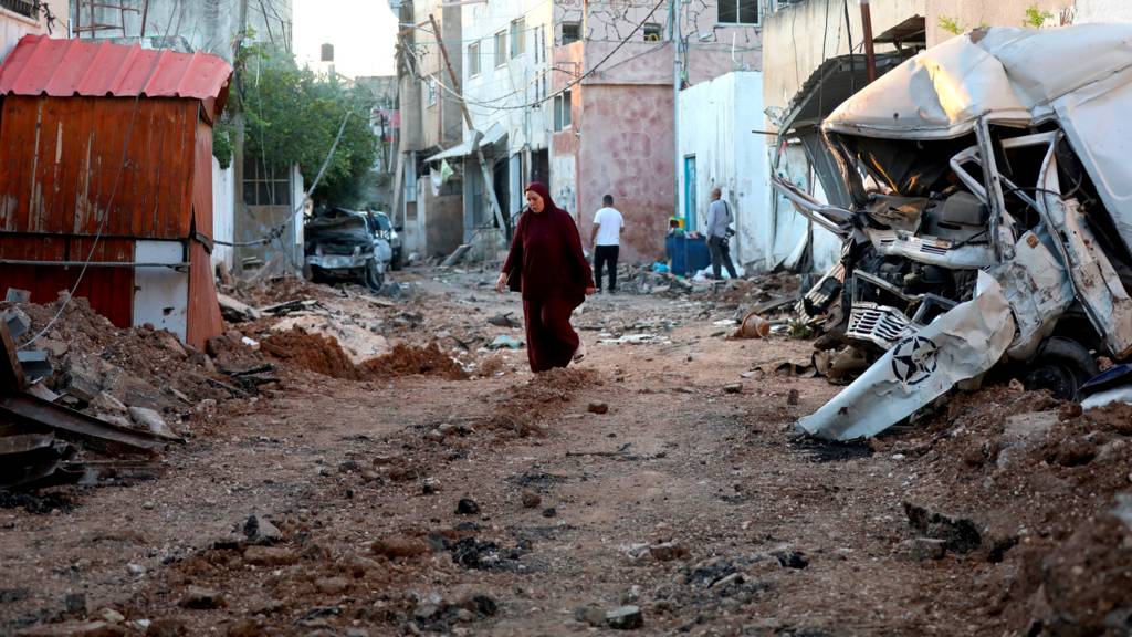 Jenin: Waombolezaji wajaza mitaa ya Jenin huku Israeli ikisitisha ...