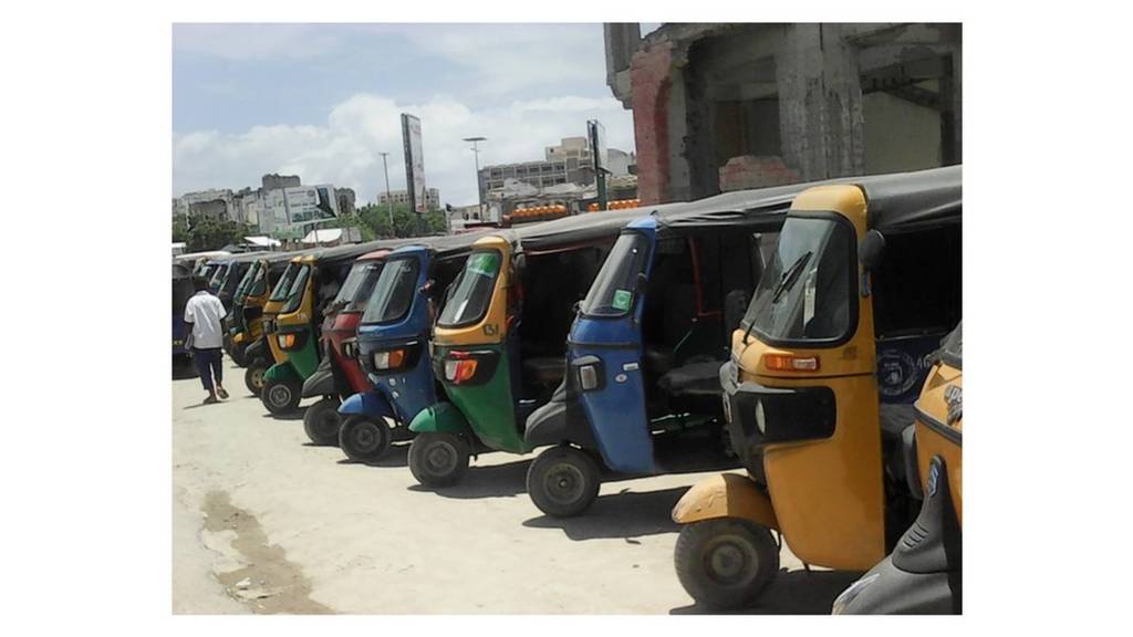 Bajaajleyda Muqdisho oo ka cabanaya waqtigooda oo la xadiday - Somali