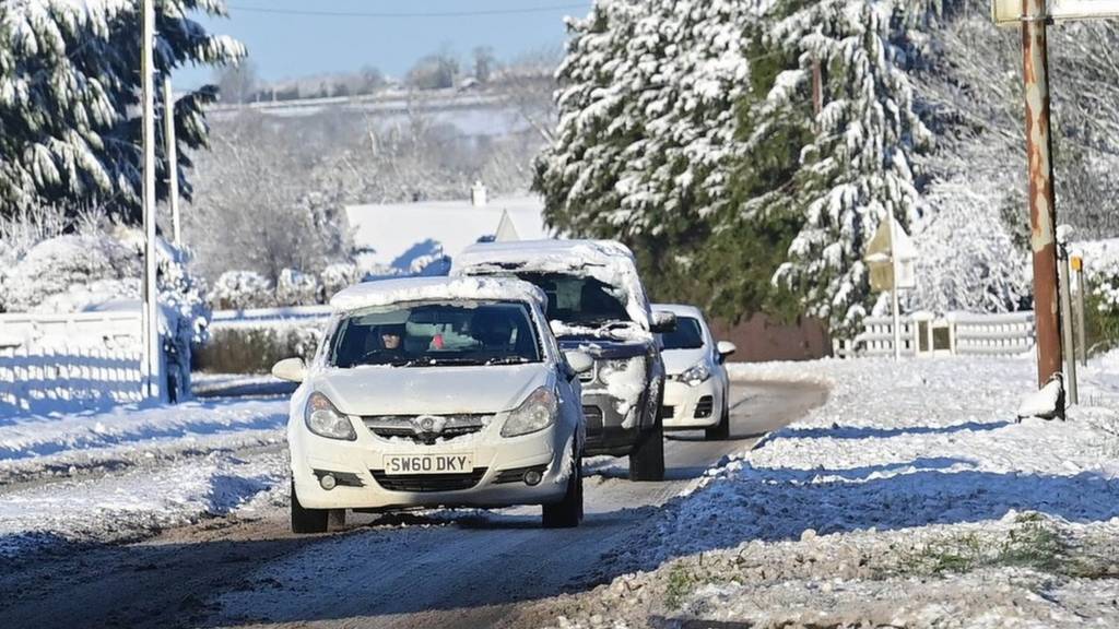 Heavy snowfall causes disruption across Northern Ireland - BBC News