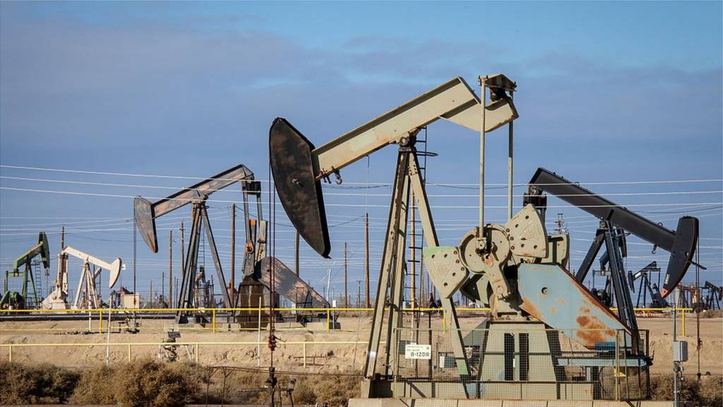 Business Live: Oil higher on Iran sanctions - BBC News