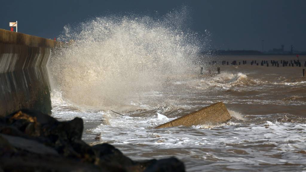 Storm Eunice as it happened in the East of England - BBC News