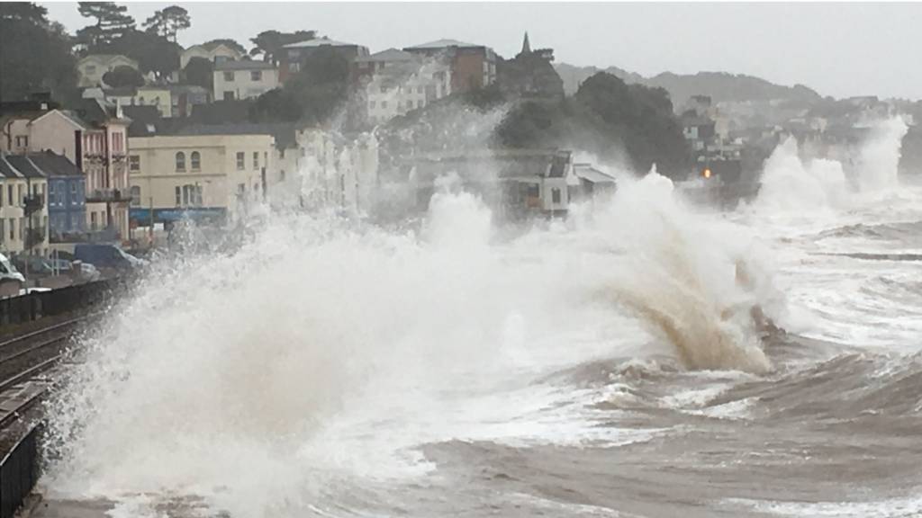 Storm Callum batters South West - BBC News