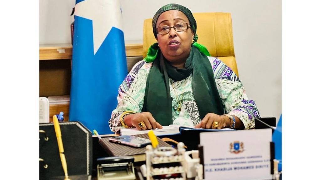 Boqorka beesha Khadiijo Diiriye oo u jawaabay Sheekh Umal - Somali