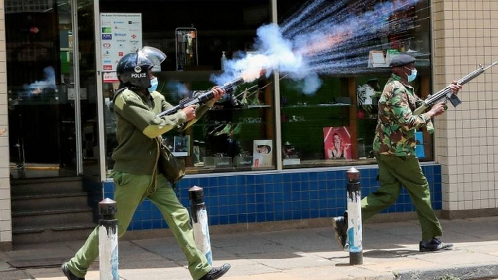 Msafara wa Raila Odinga warushiwa vitoa machozi Kawangware Nairobi - BBC Swahili