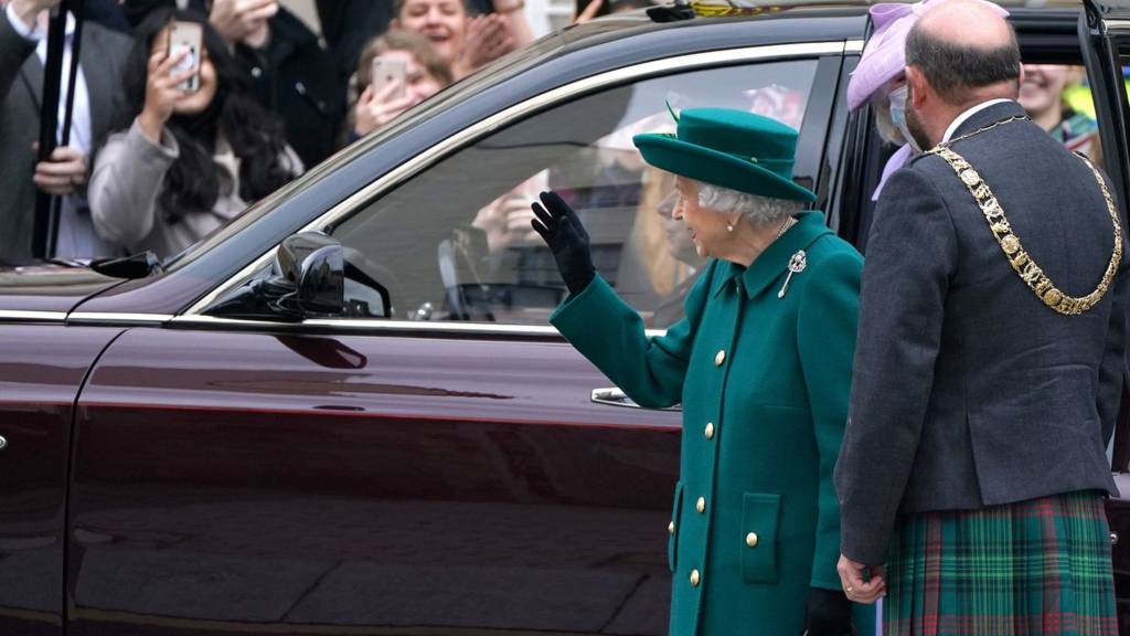 Queen officially opens Scottish Parliament session - BBC News
