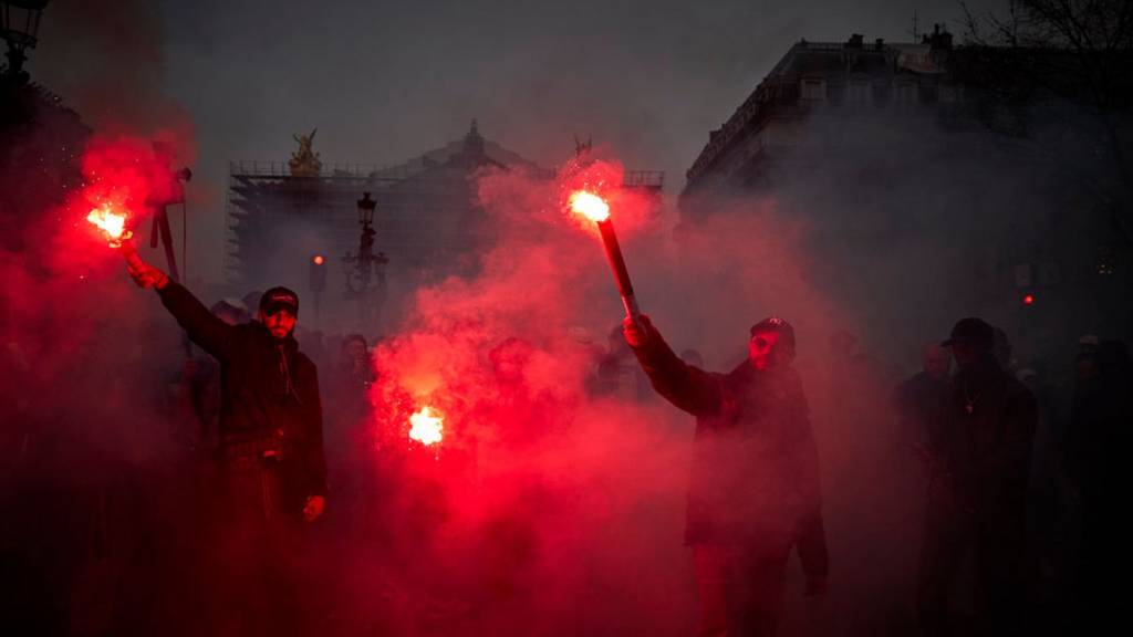 Fresh protests in France to clash with King's state visit - BBC News
