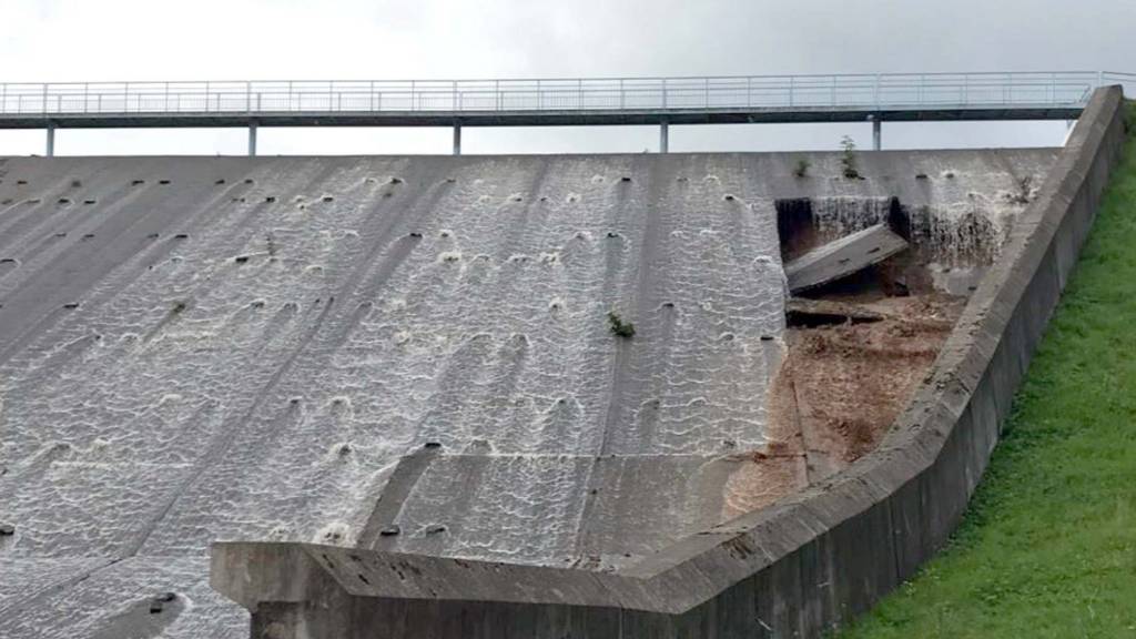 Live updates: Whaley Bridge evacuated as dam wall collapses - BBC News