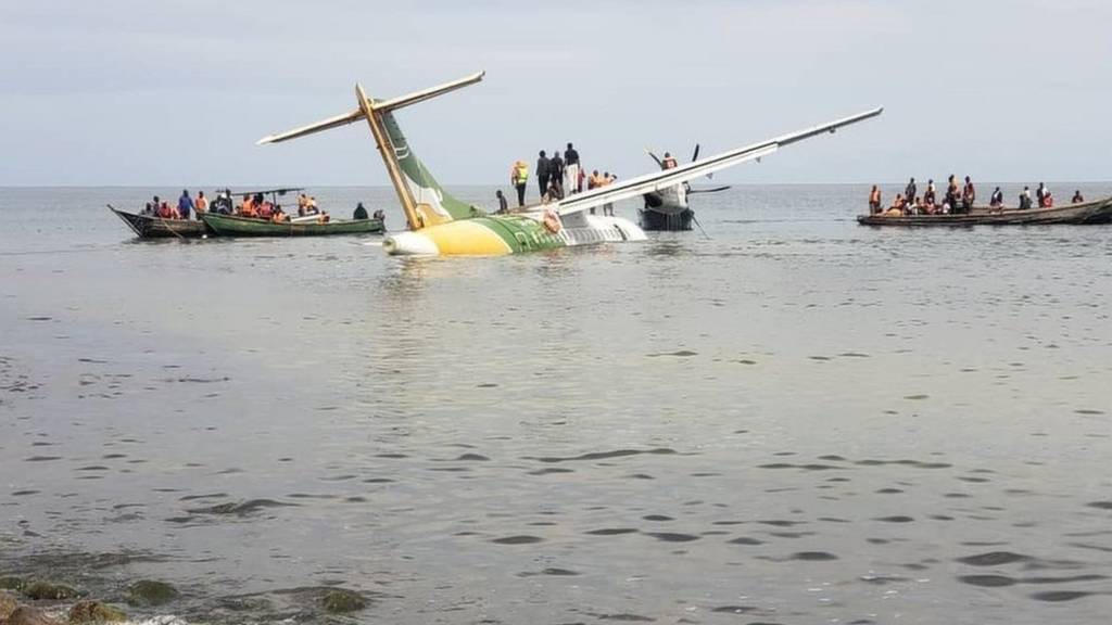 Waliopoteza maisha kwa ajali ya ndege Tanzania waagwa - BBC Swahili