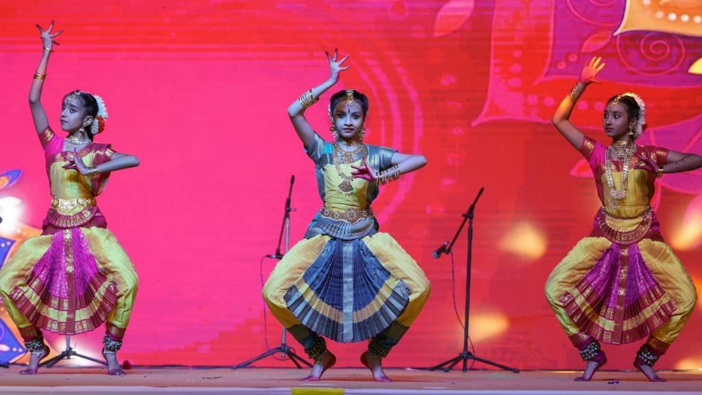 पाकिस्तान को 1 बिलियन डॉलर देगा संयुक्त अरब अमीरात- वित्त मंत्री - BBC ...