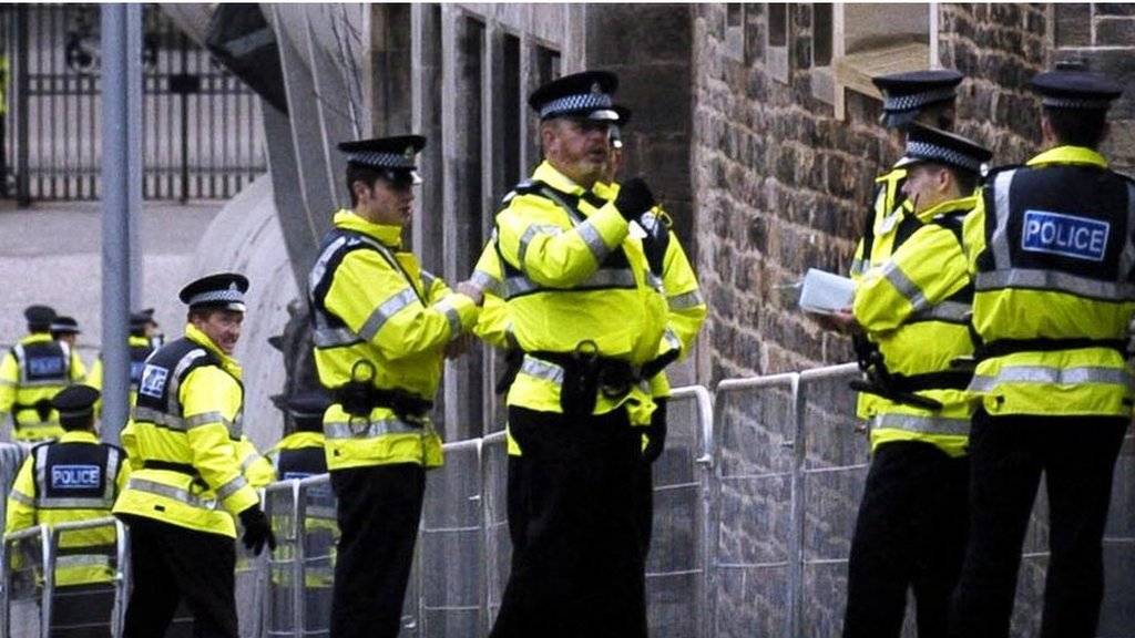 Vote of no confidence in Police Scotland defeated - BBC News