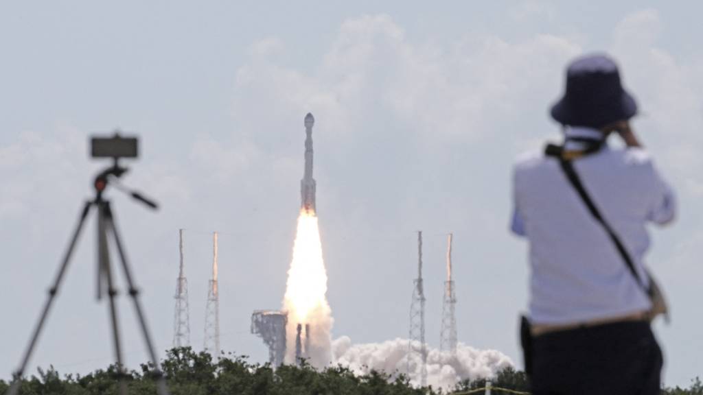 Live: Boeing Starliner launches first Nasa crewed mission - BBC News