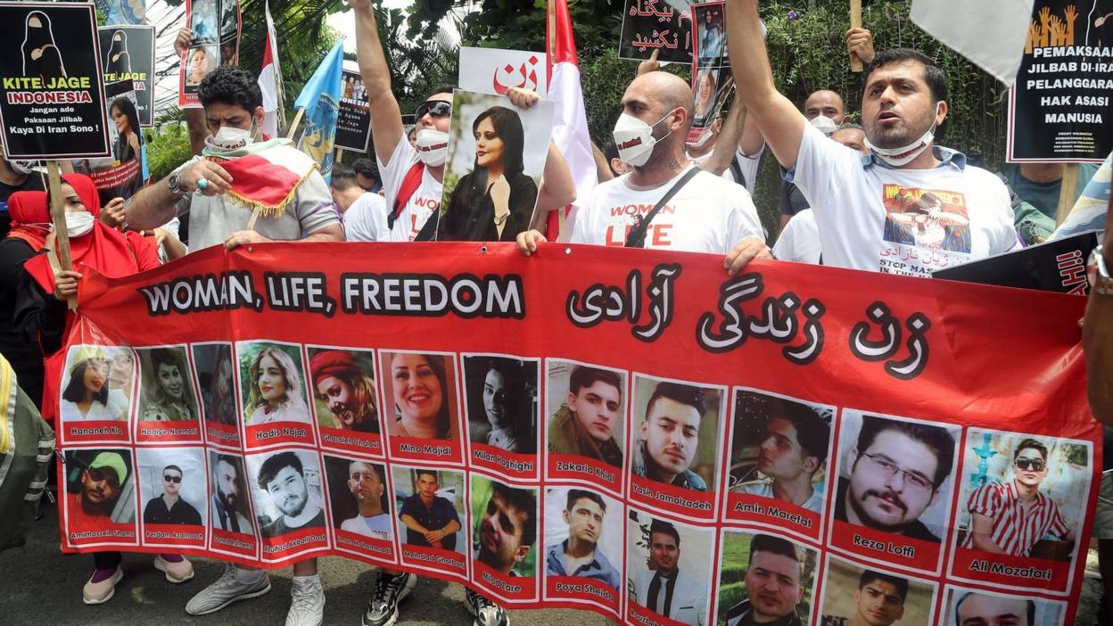 اعتراضات ایران؛ معترضان در خیابانهای سنندج و جاده ساوه آتش روشن کردند