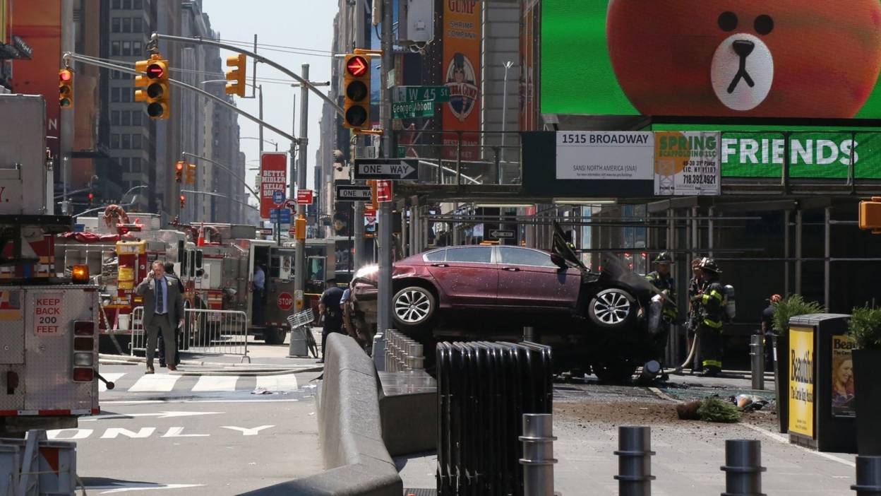 As it happened: Car hits pedestrians in New York - BBC News