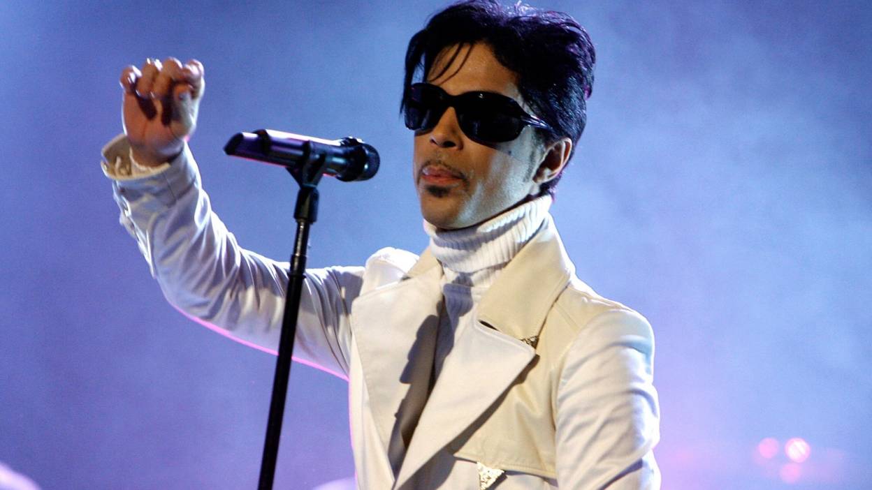 World pays tribute to Prince - BBC News