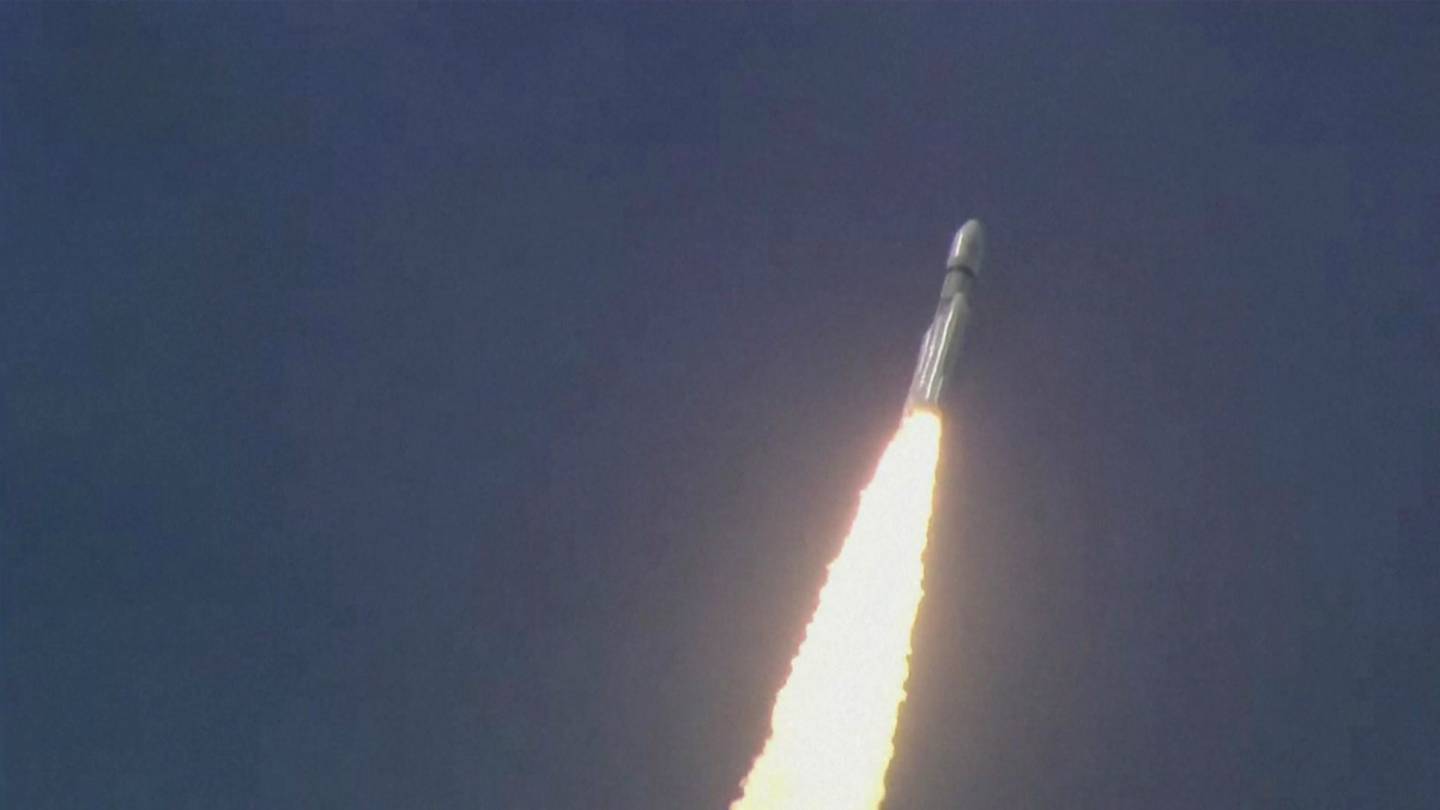 India's Chandrayaan-3 rocket blasts into space for Moon mission - BBC News