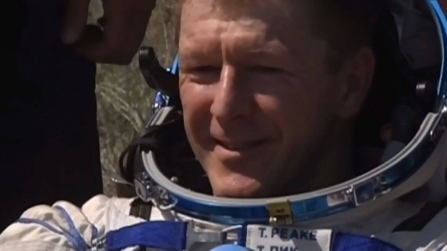 Tim Peake returns to Earth - BBC News